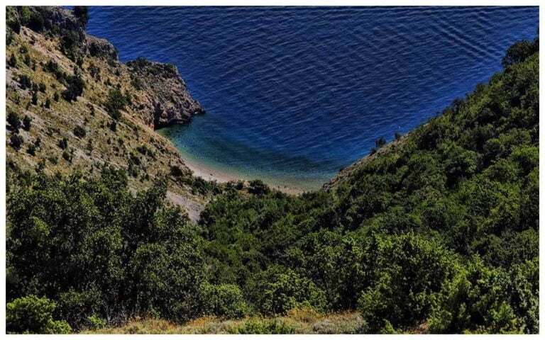 Cres, isla: Guía Completa - Qué Ver, Playas y Cómo Llegar